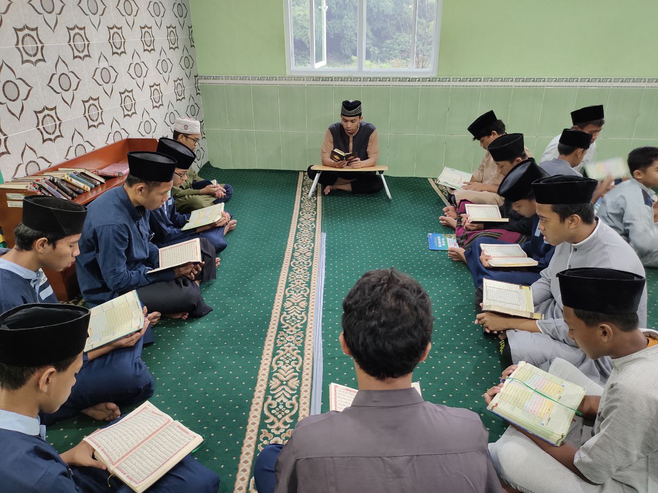KEUTAMAAN PENGHAFAL AL QUR'AN - Menejemen Pendidikan Al Huda Bogor